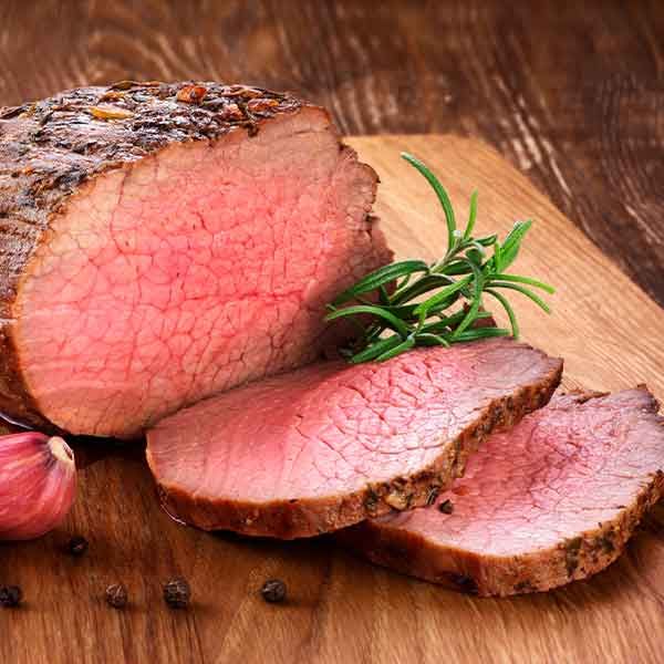 Roast Beef, toute la viande sur le grill pour les vacances. - Jus de Fruits